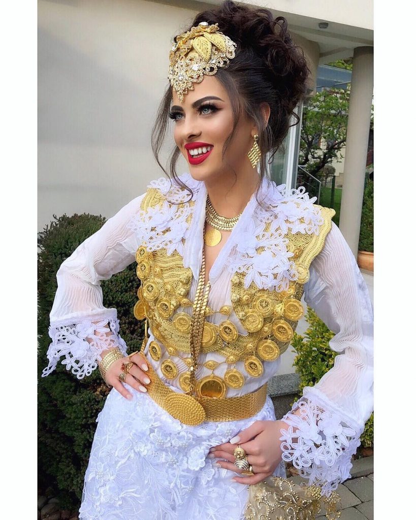 Gëzimja vishet me dimi e jelek në natën e parë të Ramazanit, nuse me të ...