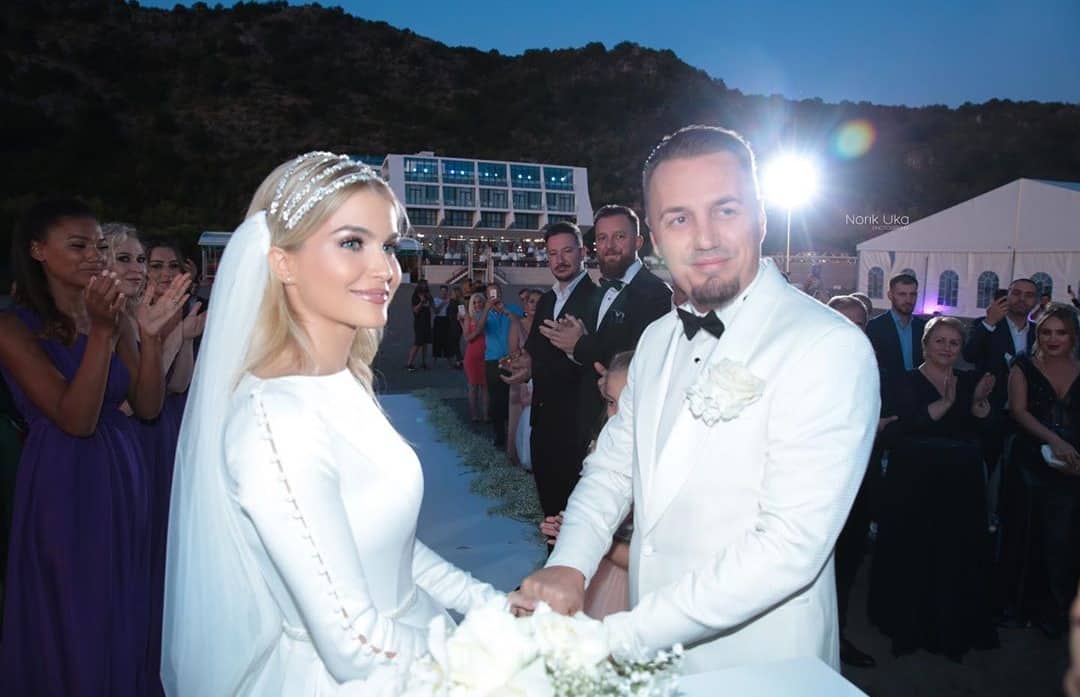 Në 1-vjetorin e martesës, Blero me dedikim emocionues për Afronën – Ora ...