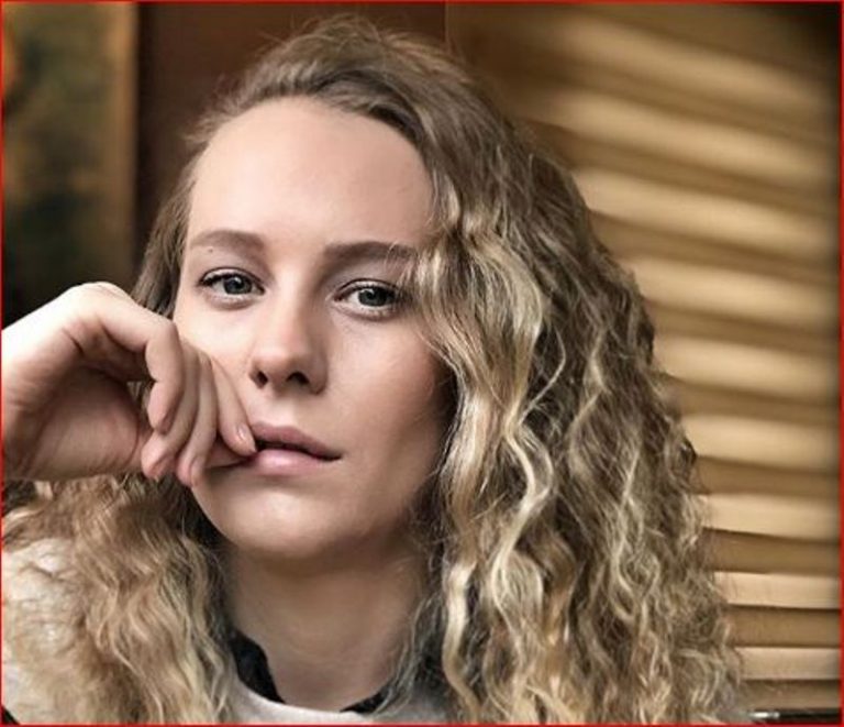 Me flokë të shkurta e në stil të meshkujve, ndryshim drastik i ‘Feridës ...