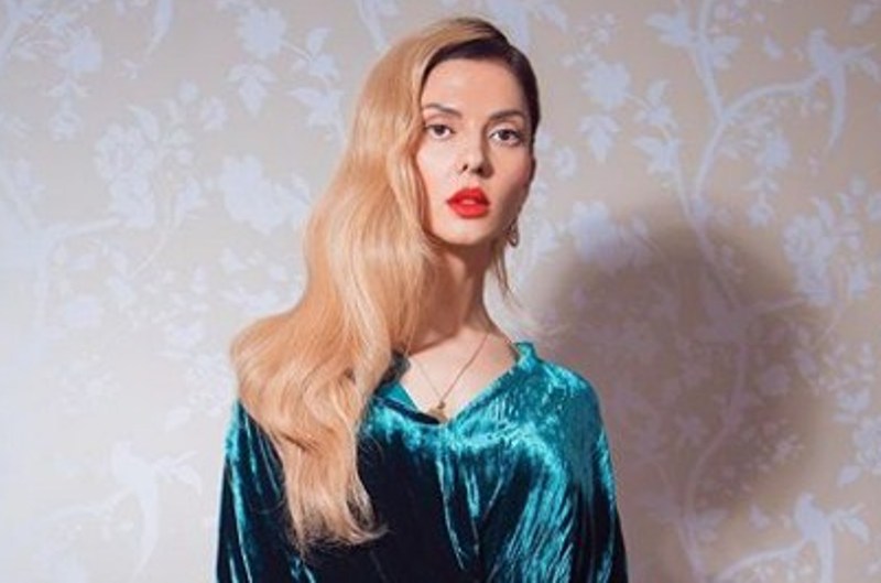 Agnesa ekspozon linjat me këtë fustan të ngushtë, kaq tërheqëse po ...