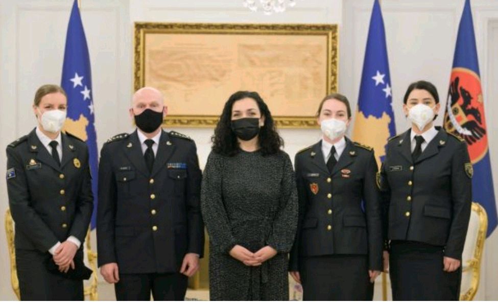 Osmani pret tri kadete të FSK’së të shkolluara në SHBA e Turqi dhe ...