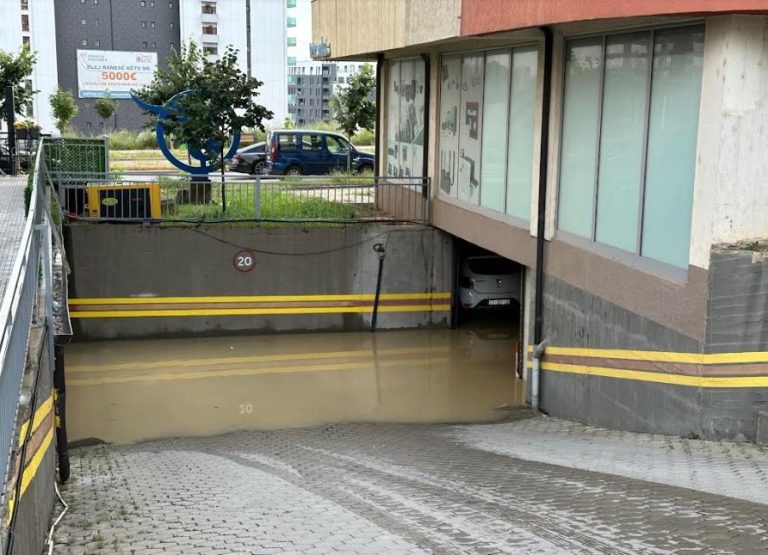 Banorë të “Rrugës C” protestojnë sot: Jemi dëmtuar shkaku i bllokimit ...