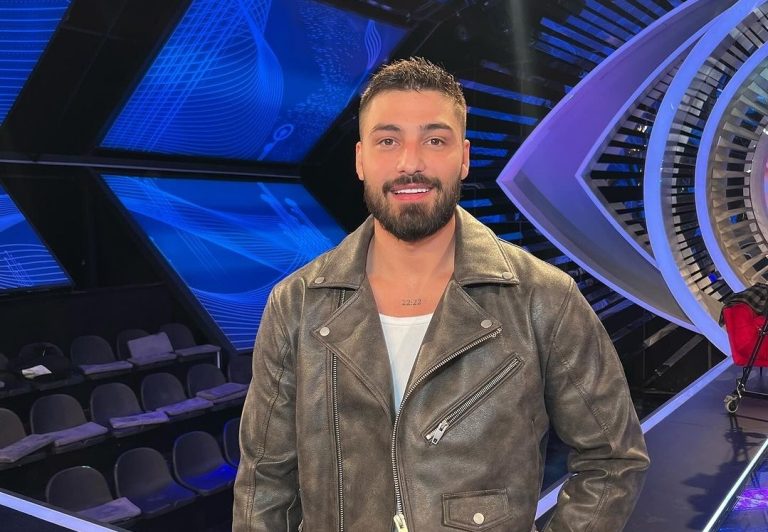 Azemi shfaqet në shoqëri të këngëtares së njohur kosovare – Ora Info