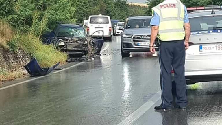 Aksident mes tri veturave në fshatin Drenoc të Klinës, lëndohen tre ...